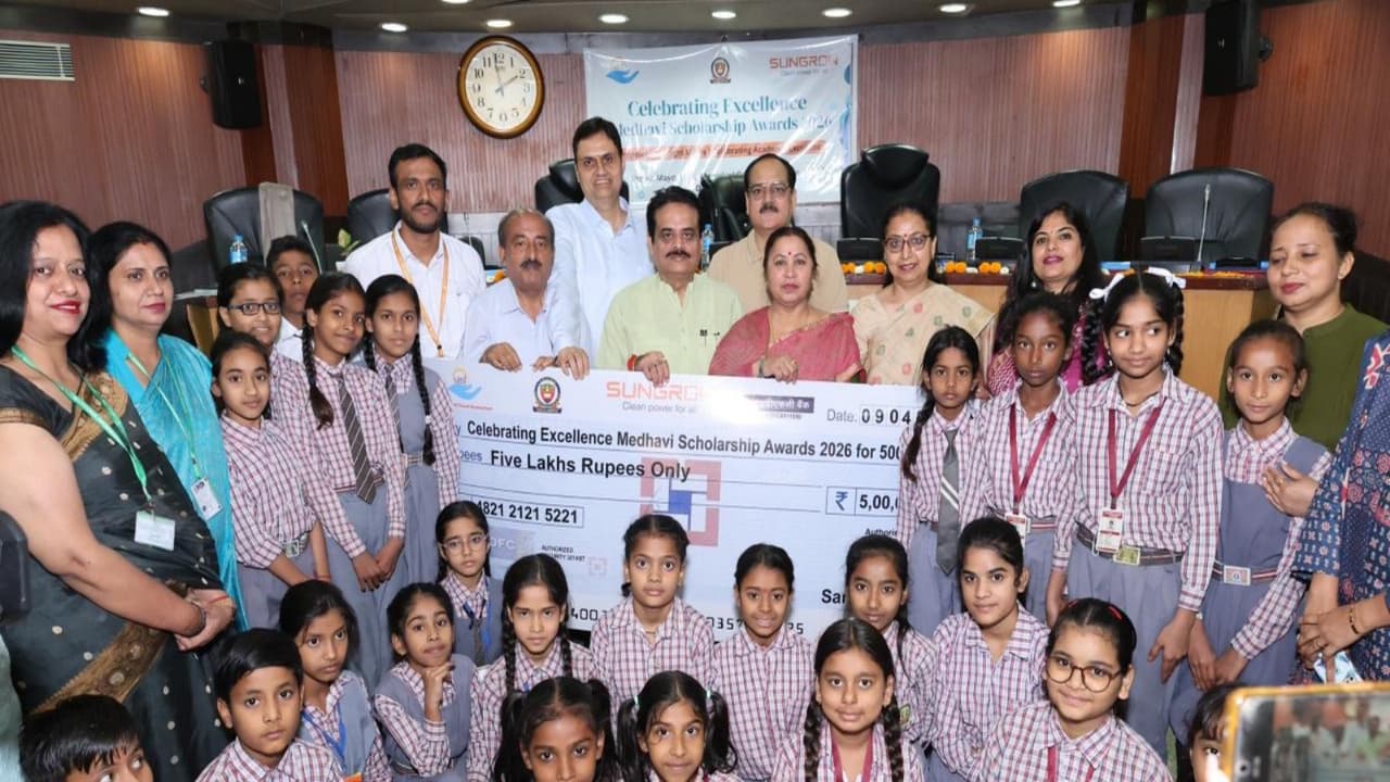 Delhi mayor disburses scholarships to 500 meritorious MCD students