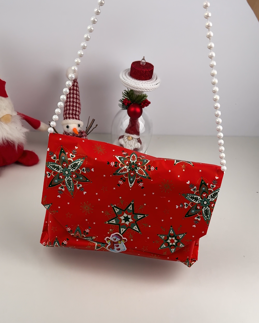 Turn your wrapped gifts into a beautiful handbag 🎁👜