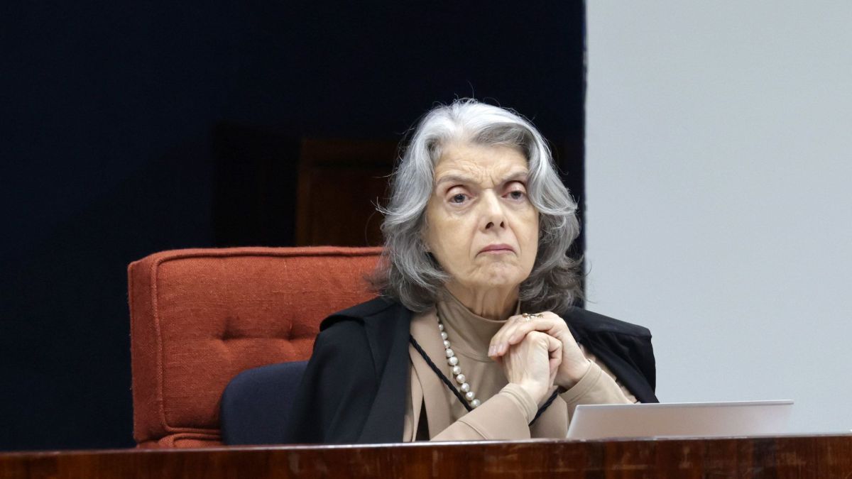 Cármen Lúcia anuncia saída do TSE