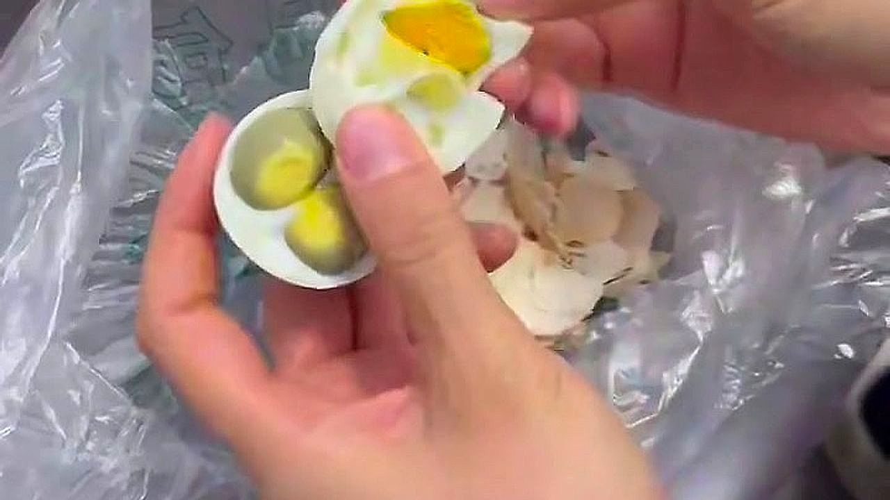 Rare triple-yolk egg surprises home cook in viral moment