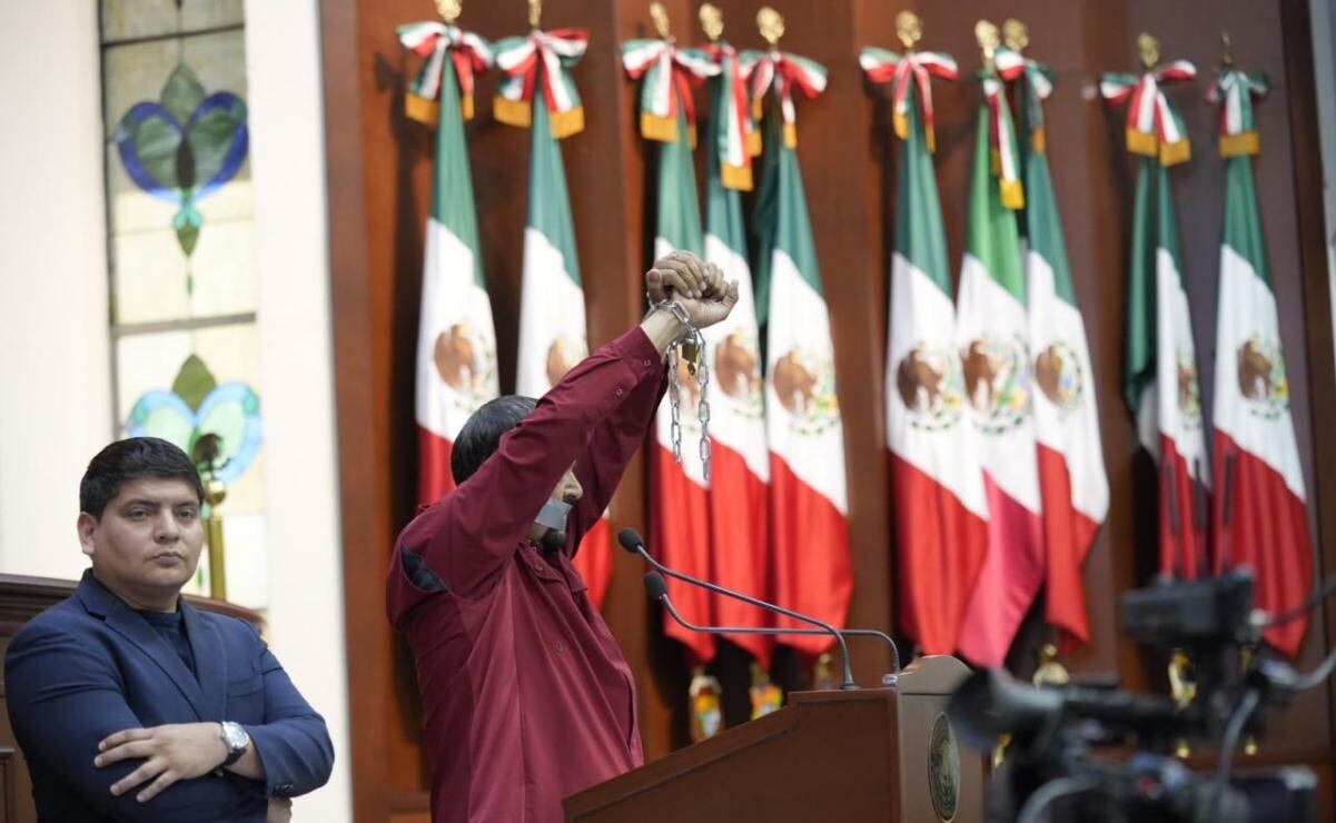 Diputado local de Morena se encadena y amordaza en Congreso de Sinaloa ...