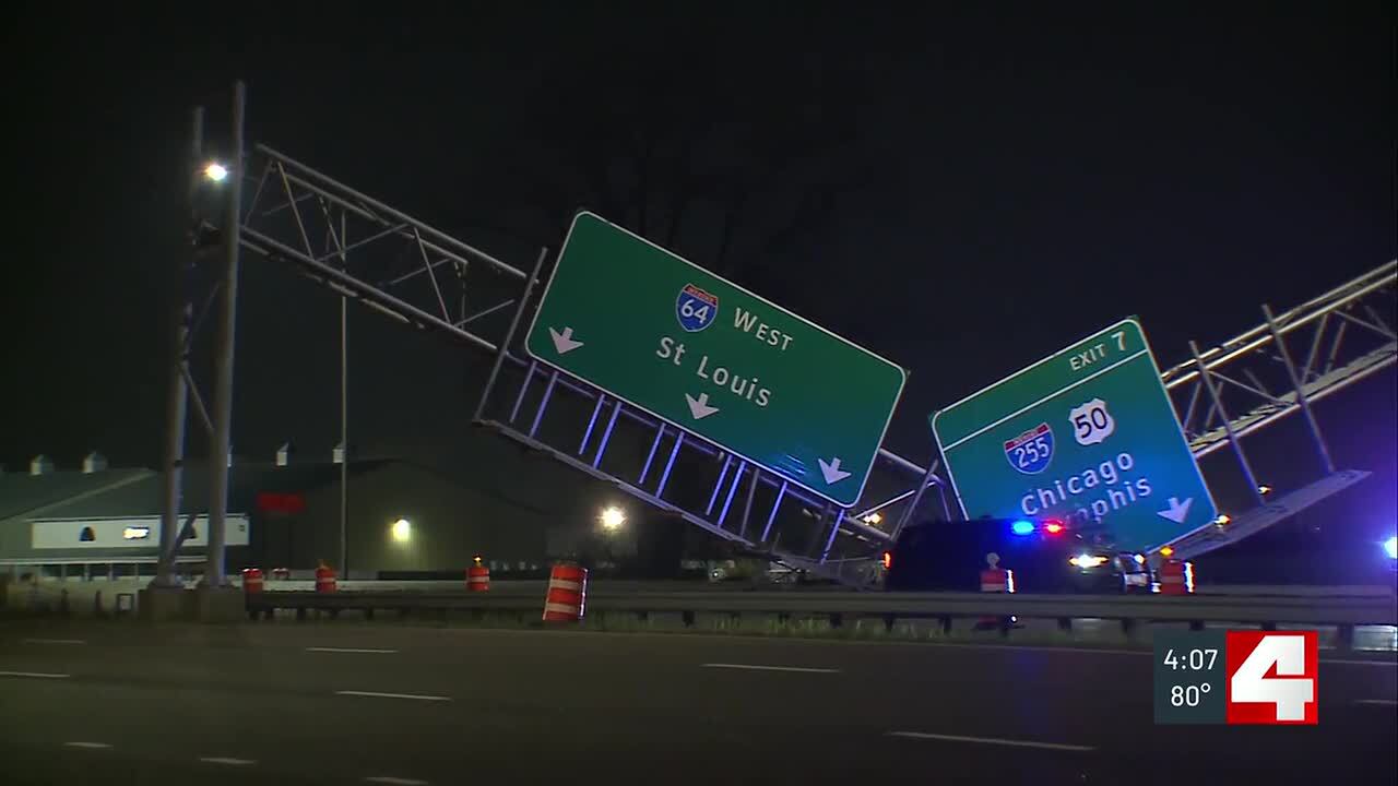 Sign collapses on I-64 in Illinois