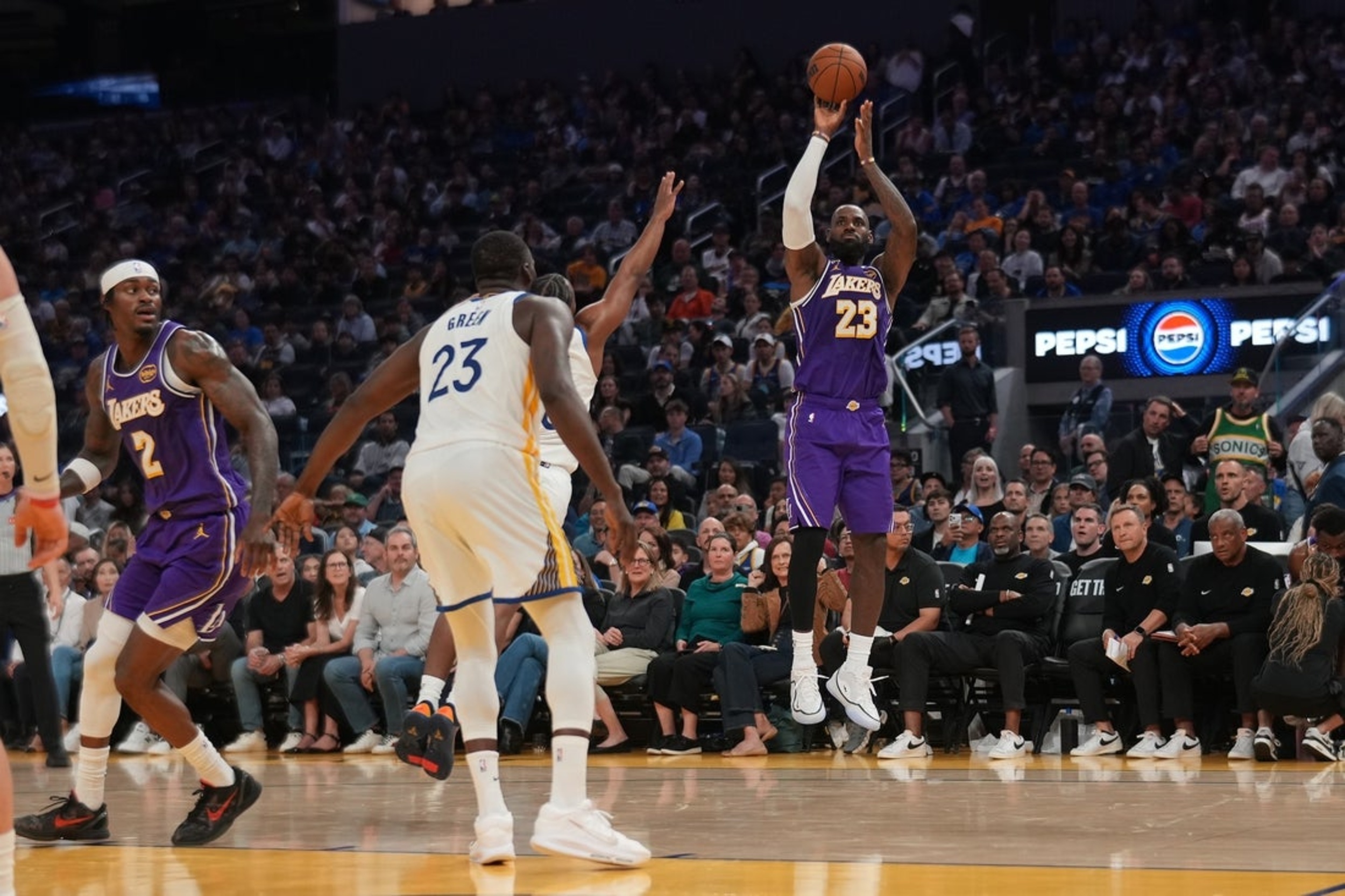 LeBron James dazzles in Lakers' win over Warriors