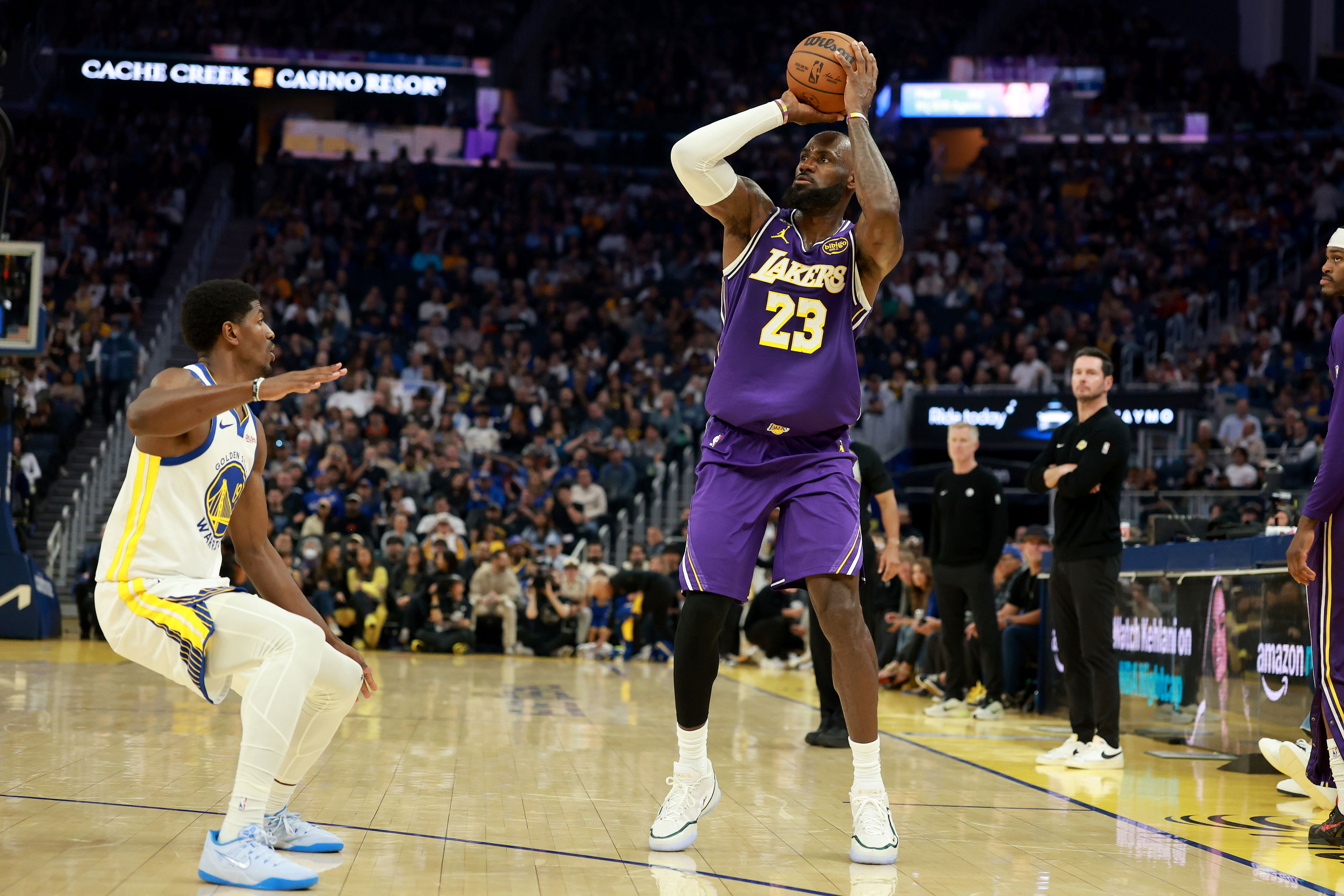 Lakers snap losing streak with rout of Warriors
