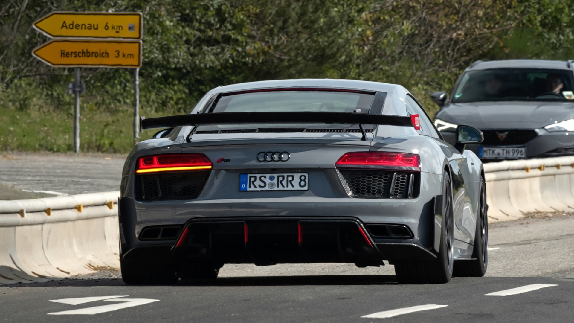 Audi R8 snelle acceleratie komt gevaarlijk dicht bij wegafzetting