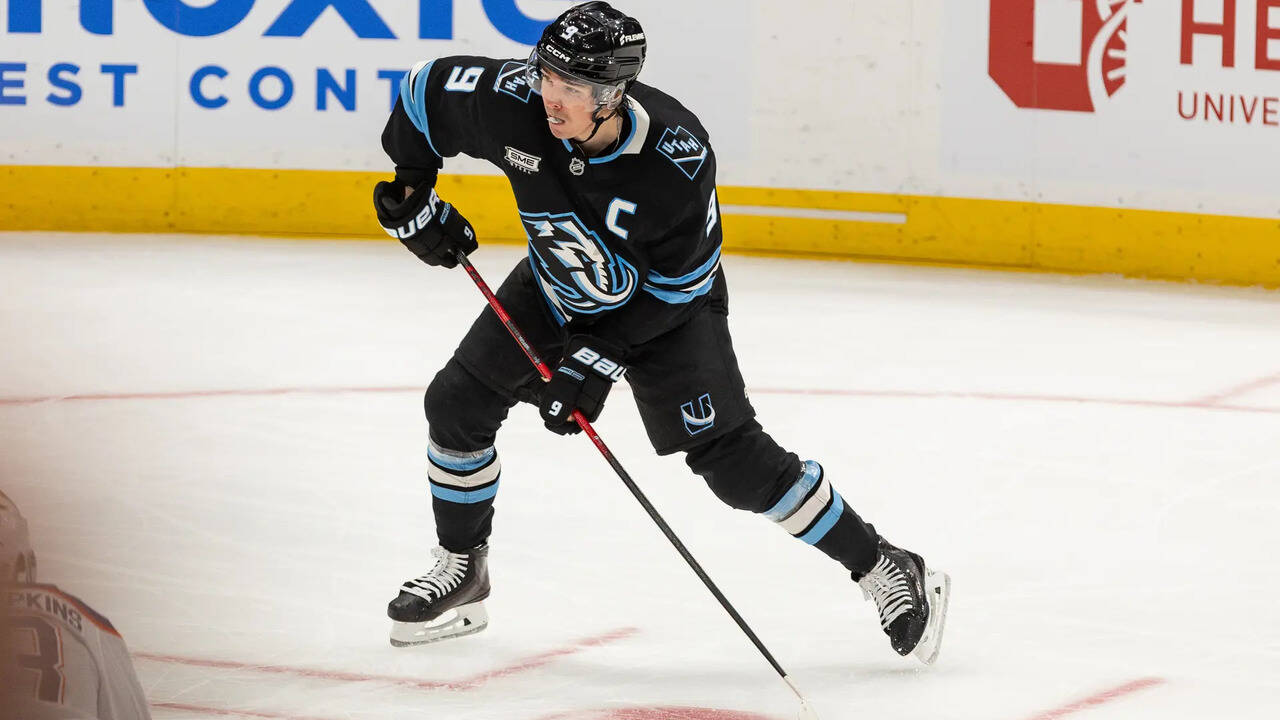 Dylan Guenther scores 39th goal as Mammoth defeat Predators 4-1