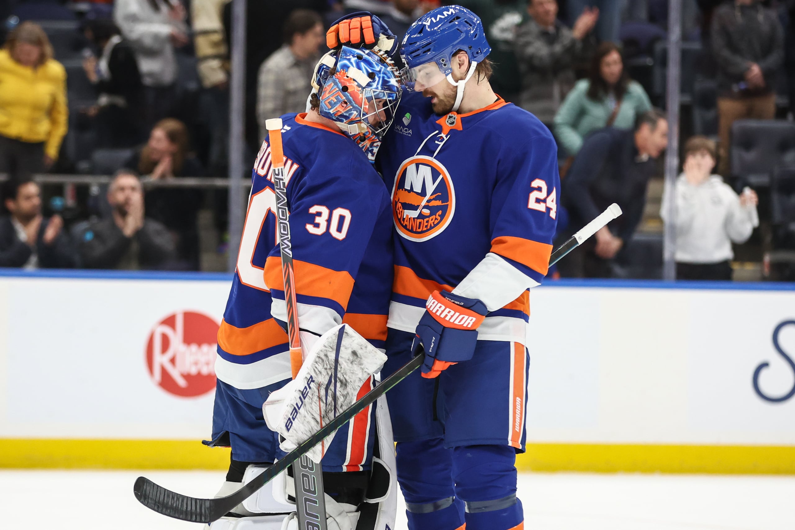 Islanders get DeBoer bump, hold off Maple Leafs