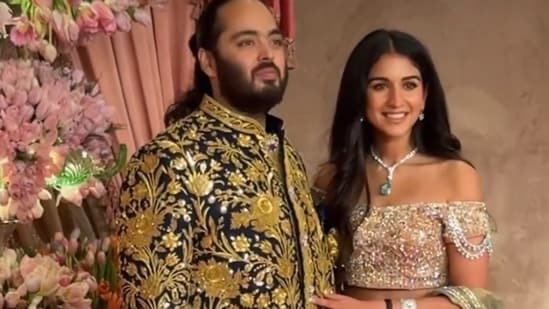 Radhika Merchant kisses Anant Ambani during birthday celebrations, fans ...