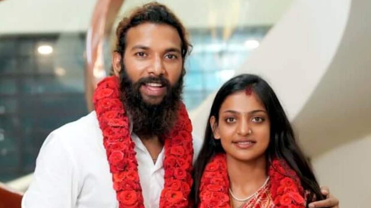 Did Kumbh Mela girl Monalisa Bhosle leave husband Farman Khan? Here's ...