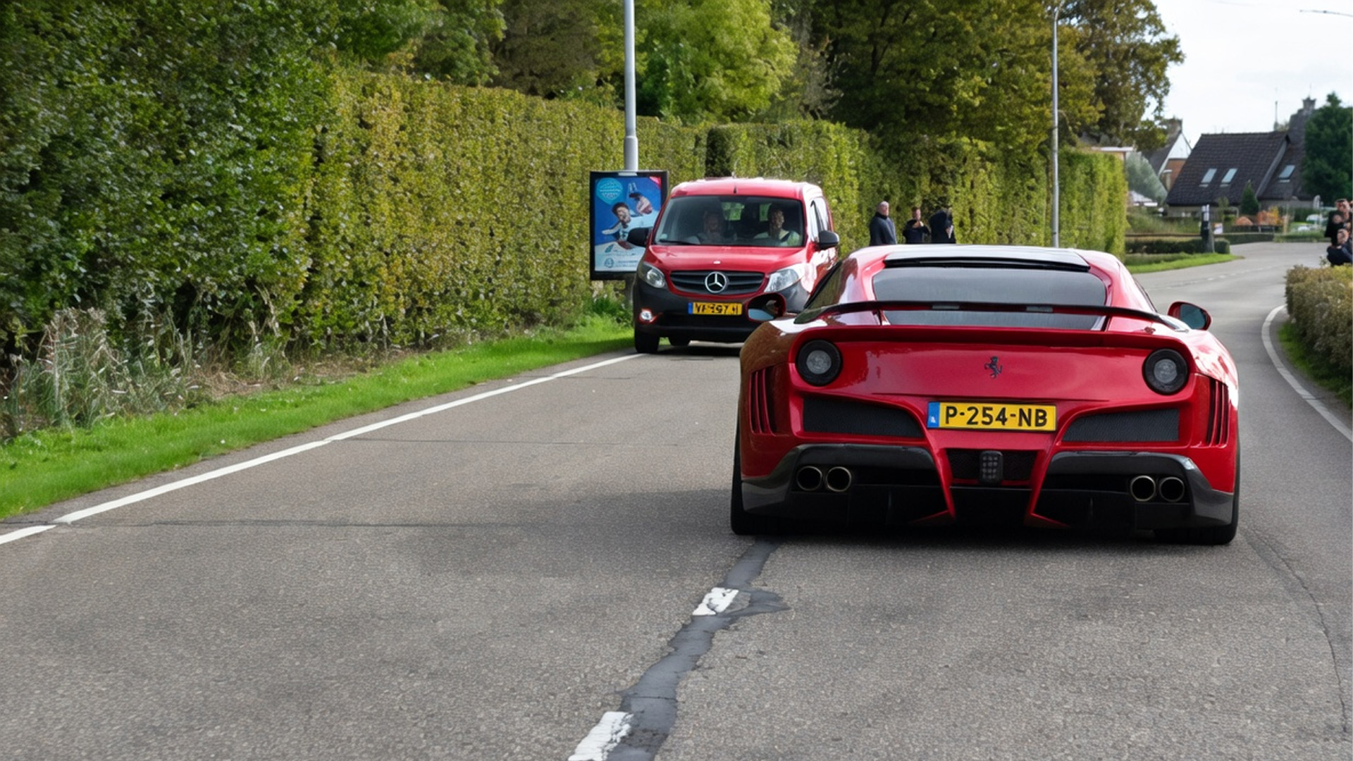 Une Ferrari F12 manque de peu une voiture lors d'une forte accélération