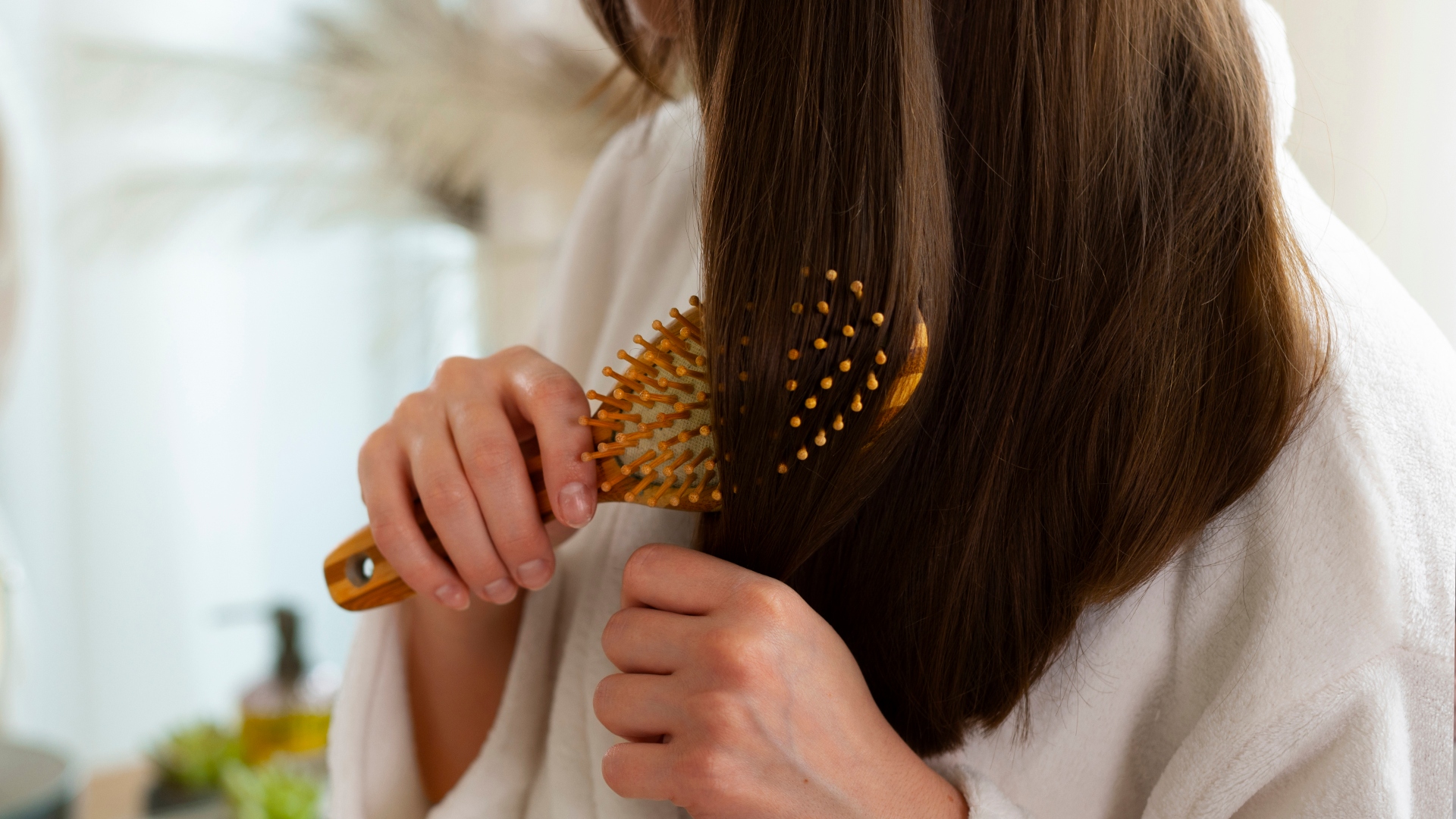 Ein häufiger Fehler beim Bürsten kann die Haarfasern schwächen