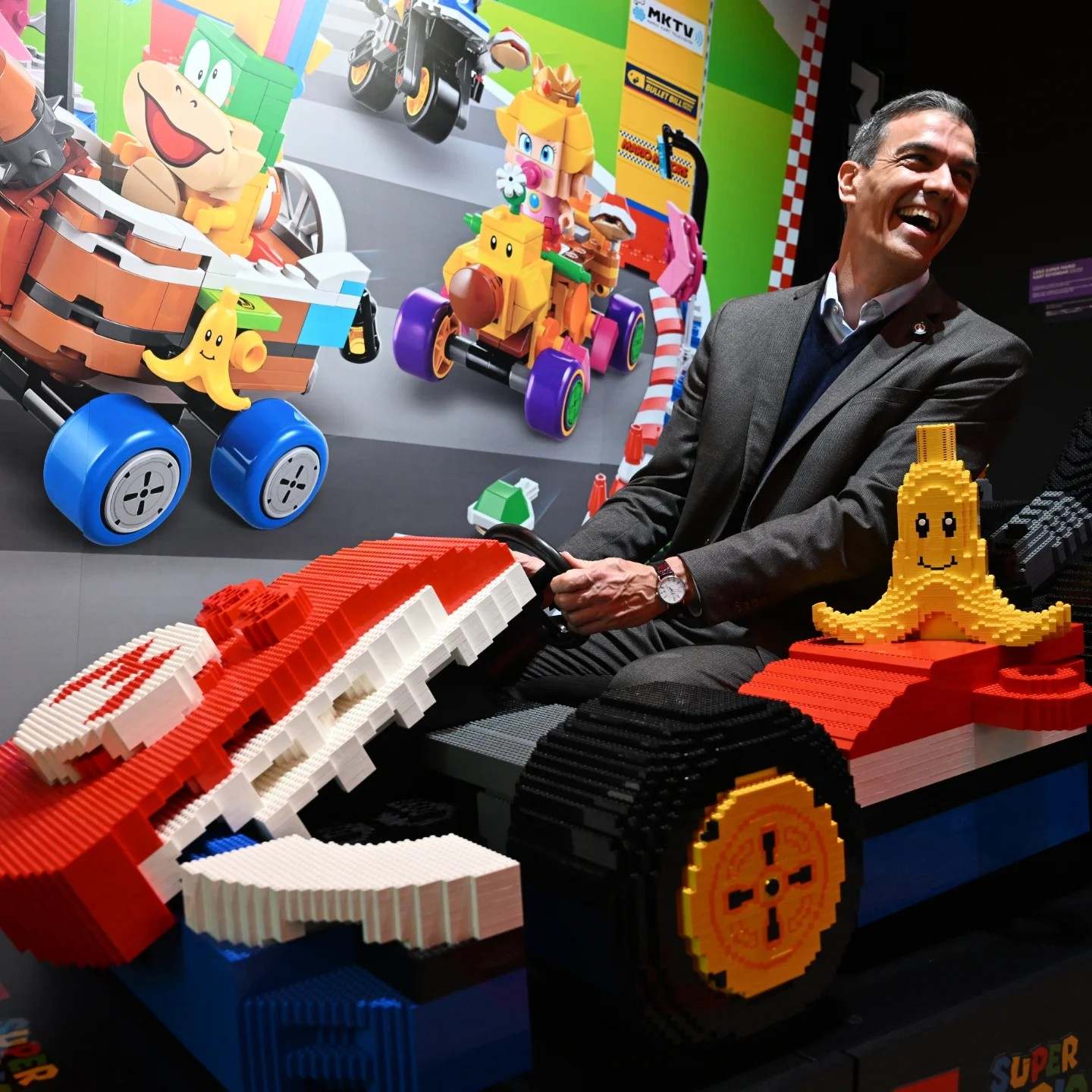 La escena de Pedro Sánchez subido en un coche de Lego de Mario Kart que ...
