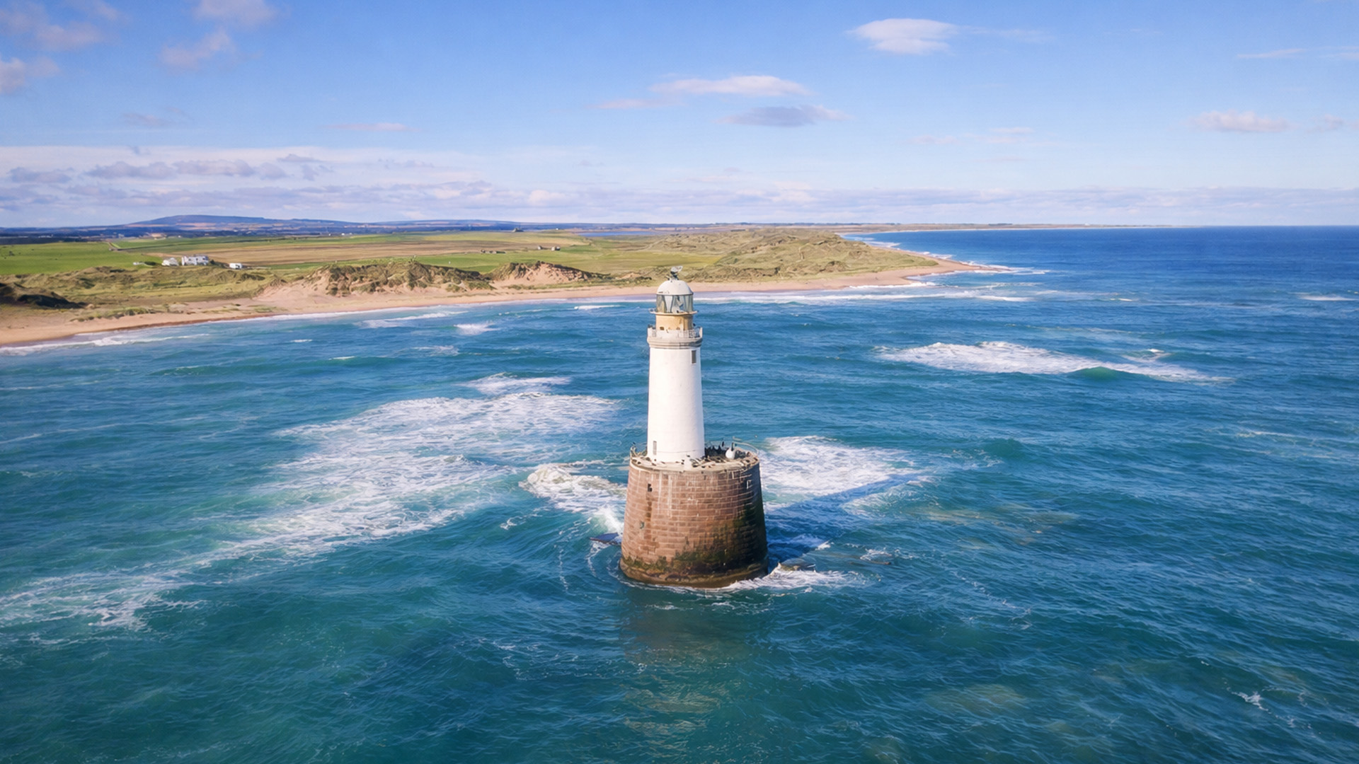 Who maintains this isolated lighthouse today?