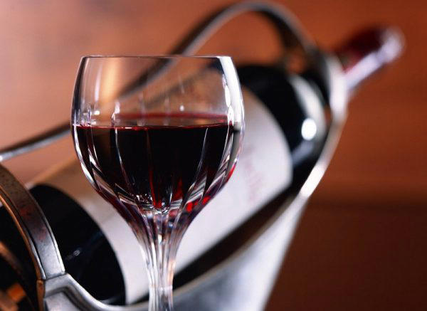Quanto vino bere la sera senza effetti epatici