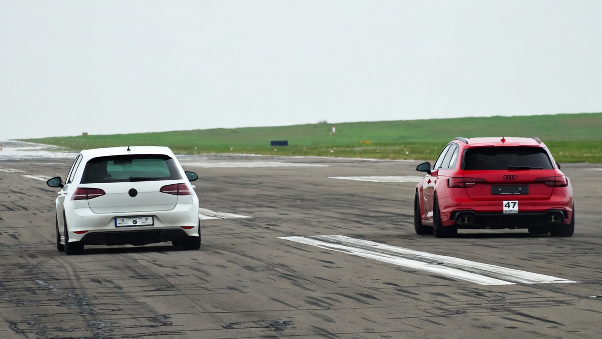La Volkswagen Golf R défie l'Audi RS4 dans une course de drag race