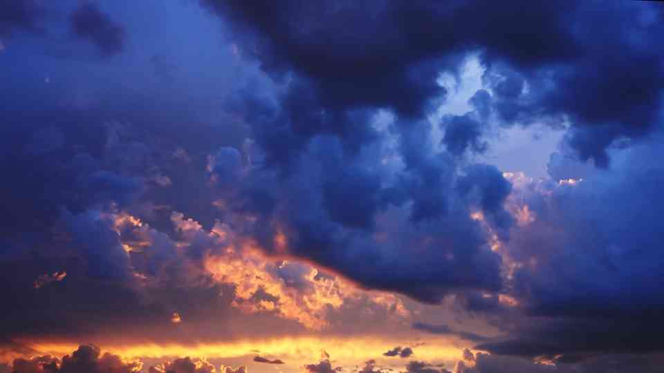 Watch the strange lights that appear moments before earthquakes strike