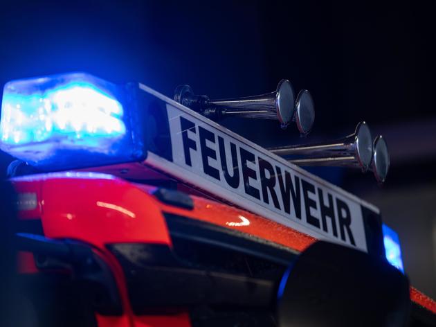 Funken stieben aus Schornstein – Feuerwehr löscht Kaminbrand