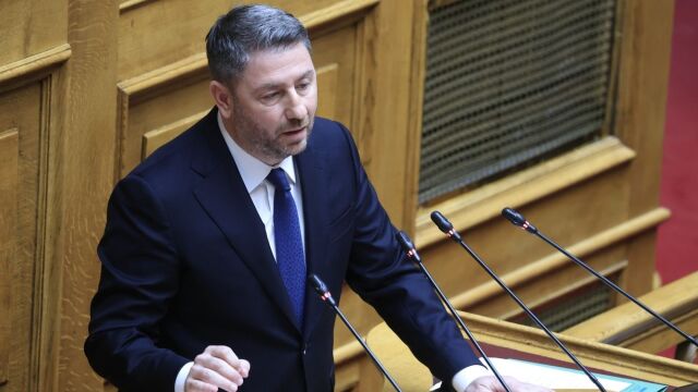 Ανδρουλάκης κατά Μητσοτάκη: Καλύπτετε το δικό σας ρουσφέτι, τον Μακάριο ...