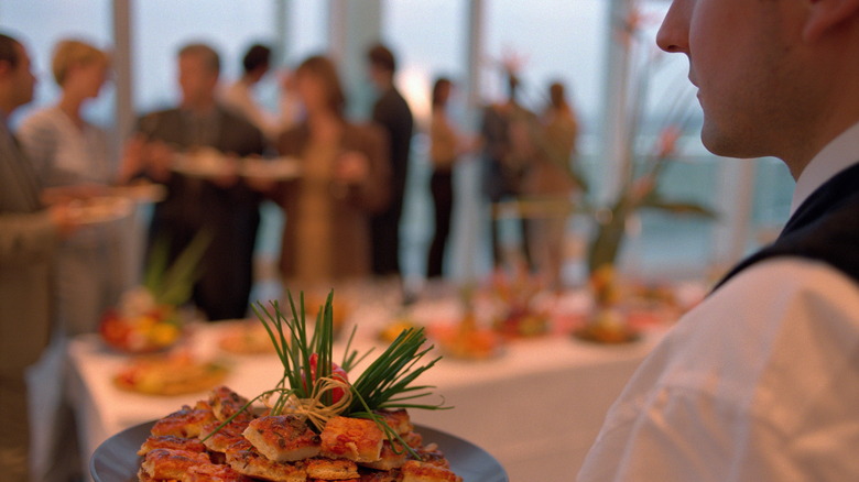 12 red flags you should look out for at a buffet