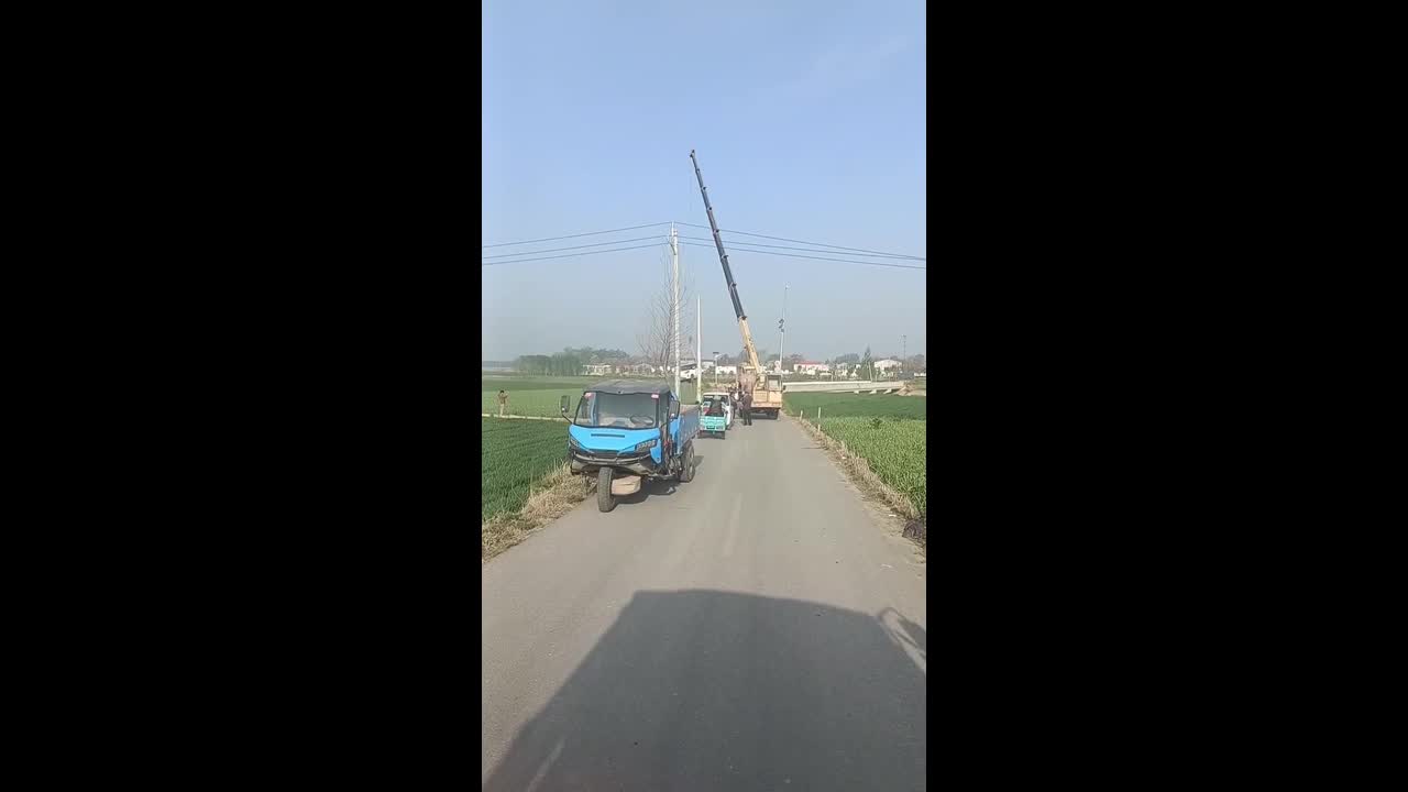 Crane truck tips over while lifting vehicle in Hebei, China