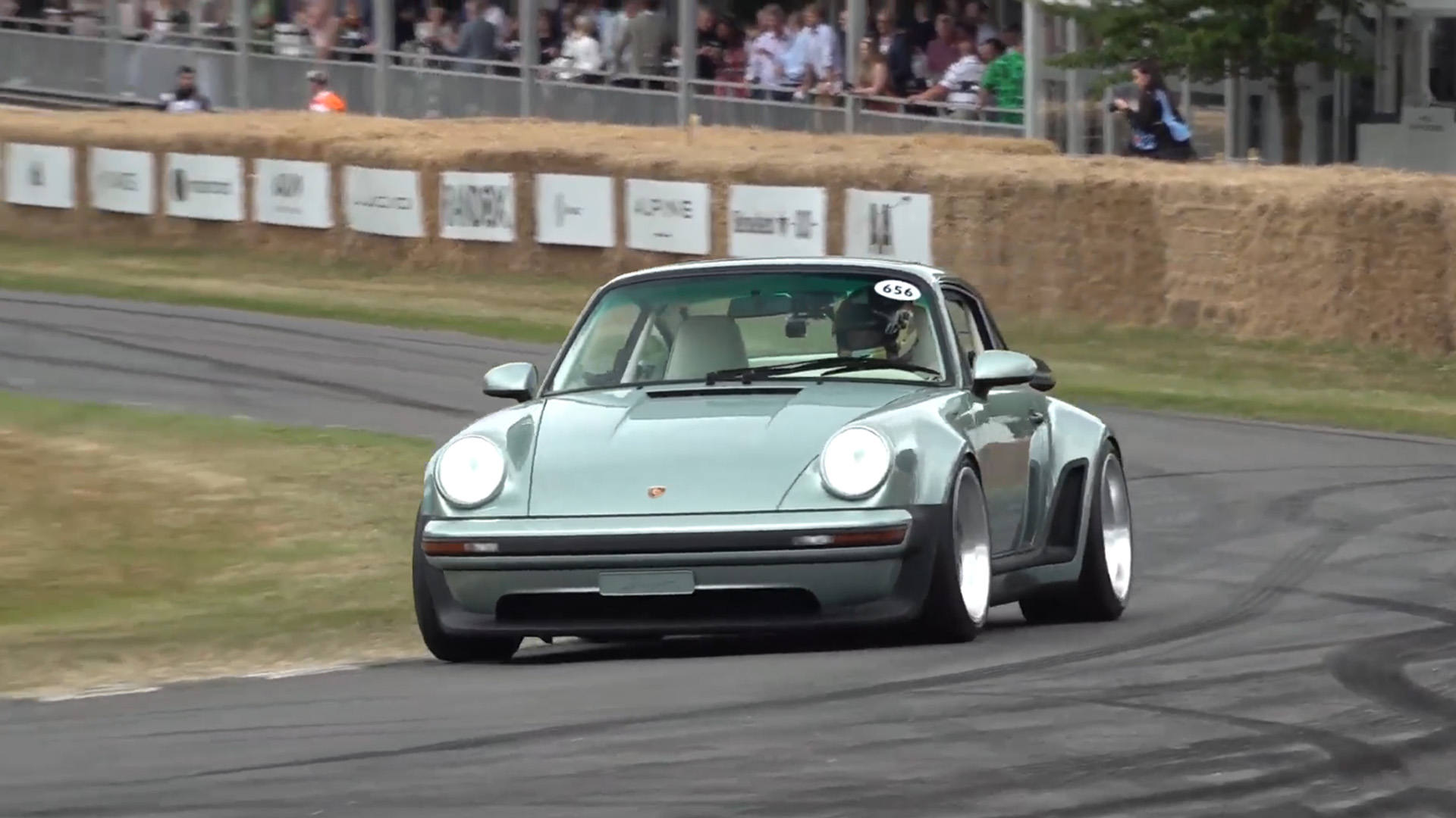 Porsche 911 Singer-bouw verliest bijna de controle op het circuit