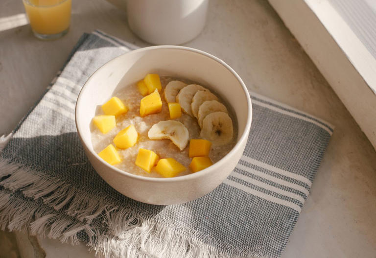 Oatmeal vs. eggs: Which breakfast is better for you?
