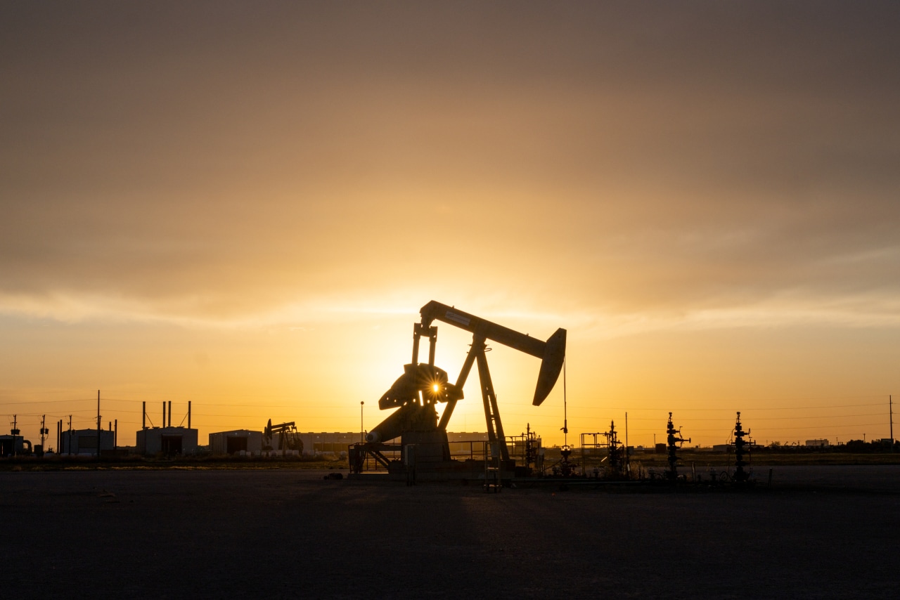 Oil futures rise as market still waits for Hormuz reopening