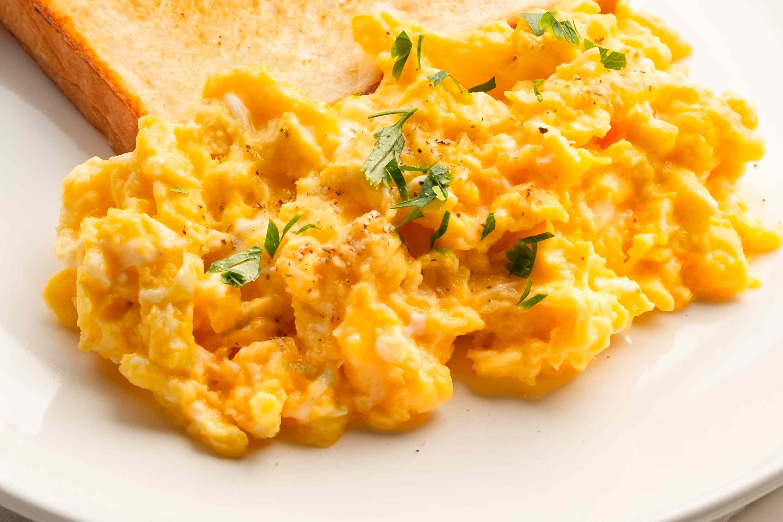 Oatmeal vs. eggs: Which breakfast is better for you?