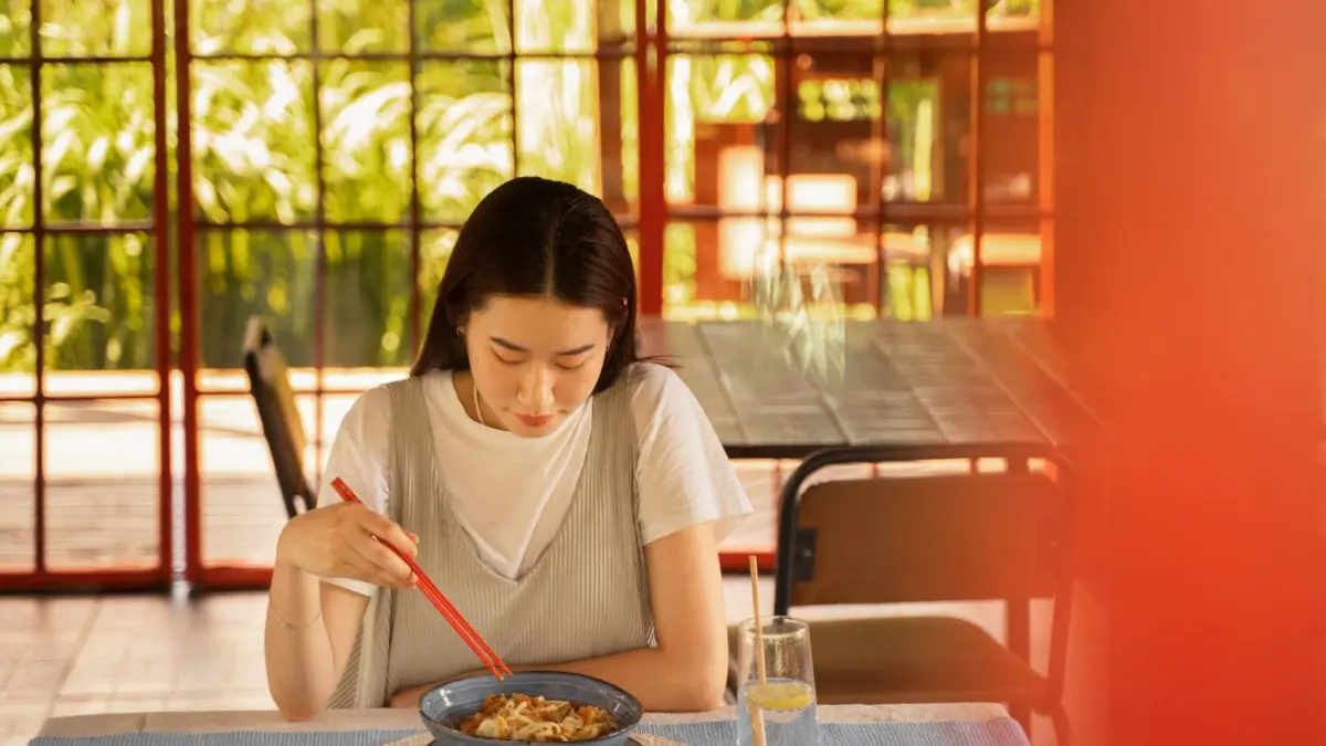 Psikologi orang yang lebih suka makan sendirian biasanya memiliki 6 ...