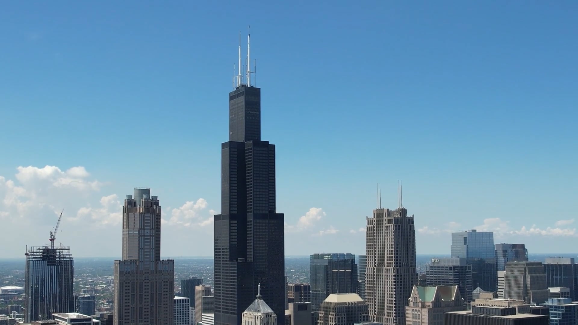 Willis Tower: Drone tours the iconic Chicago skyscraper