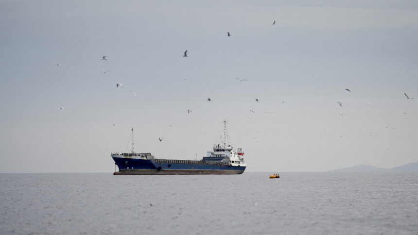 Petróleo sobe após relato de que navio de guerra dos EUA foi atingido ...