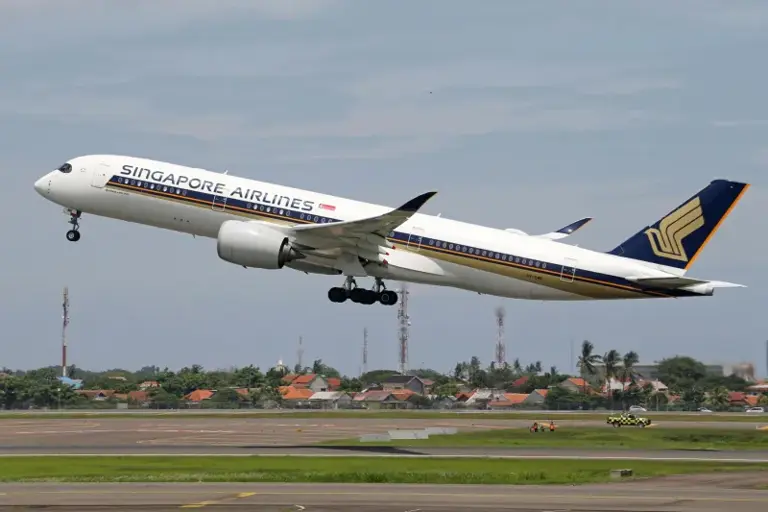 SIA hits record 90.3% load factor as ME conflict reroutes Europe traffic