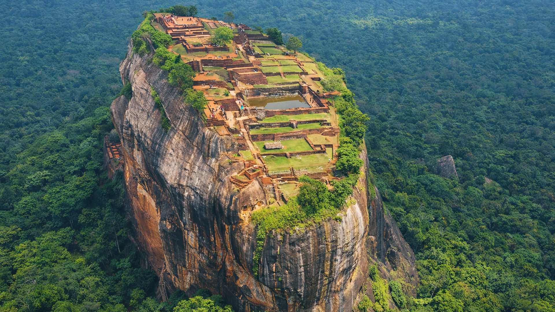 Ruinas antiguas sobre una enorme roca