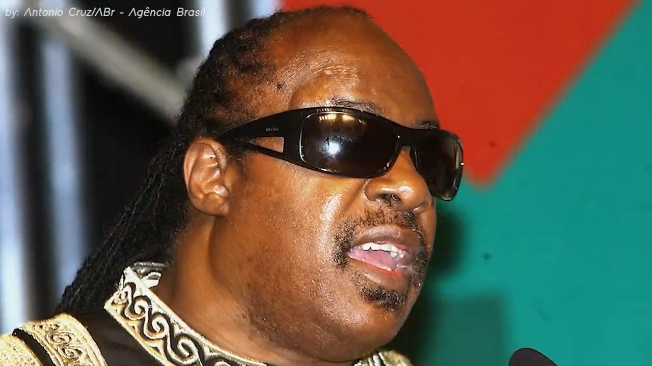 Celebrities noticed that Stevie Wonder may not be really blind