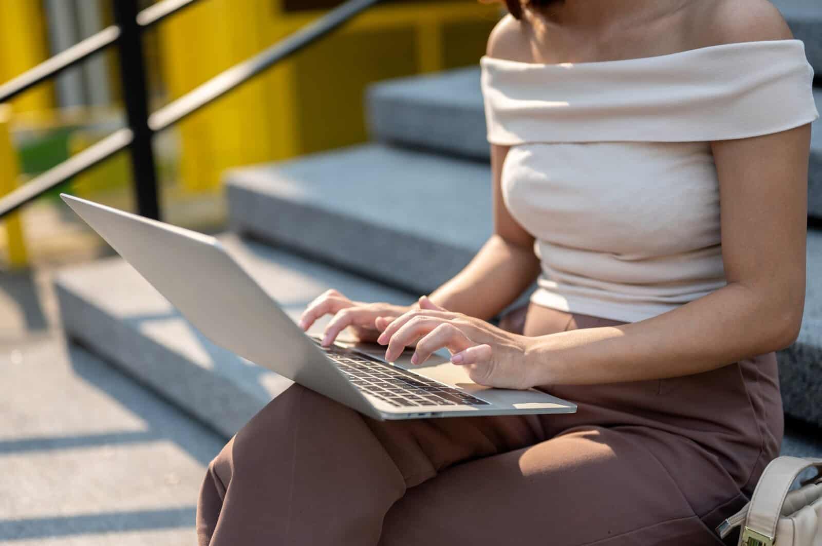 12 personality traits often linked to women who shake their leg while ...