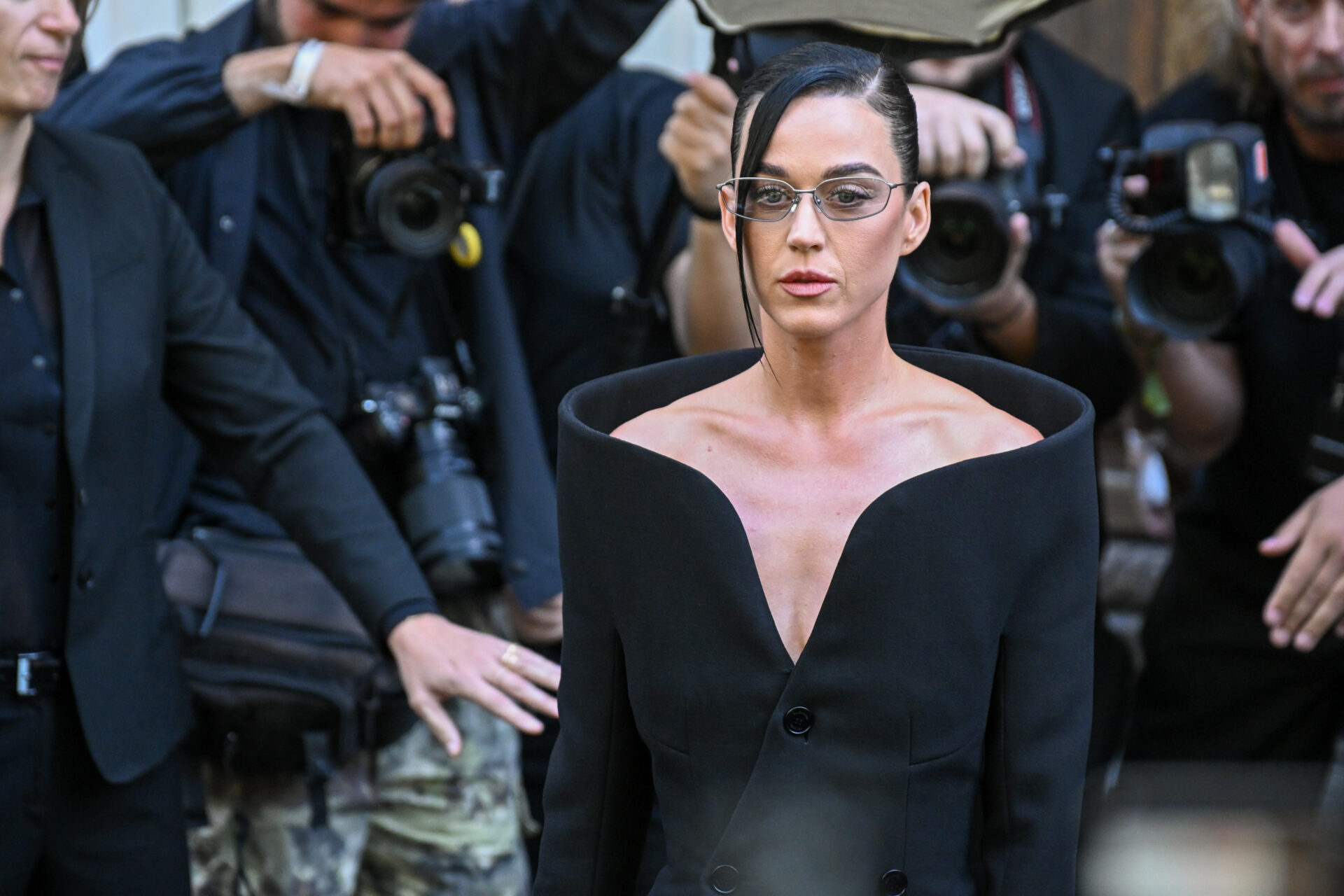 Investigan a Katy Perry en Australia por presunta agresión íntima a ...