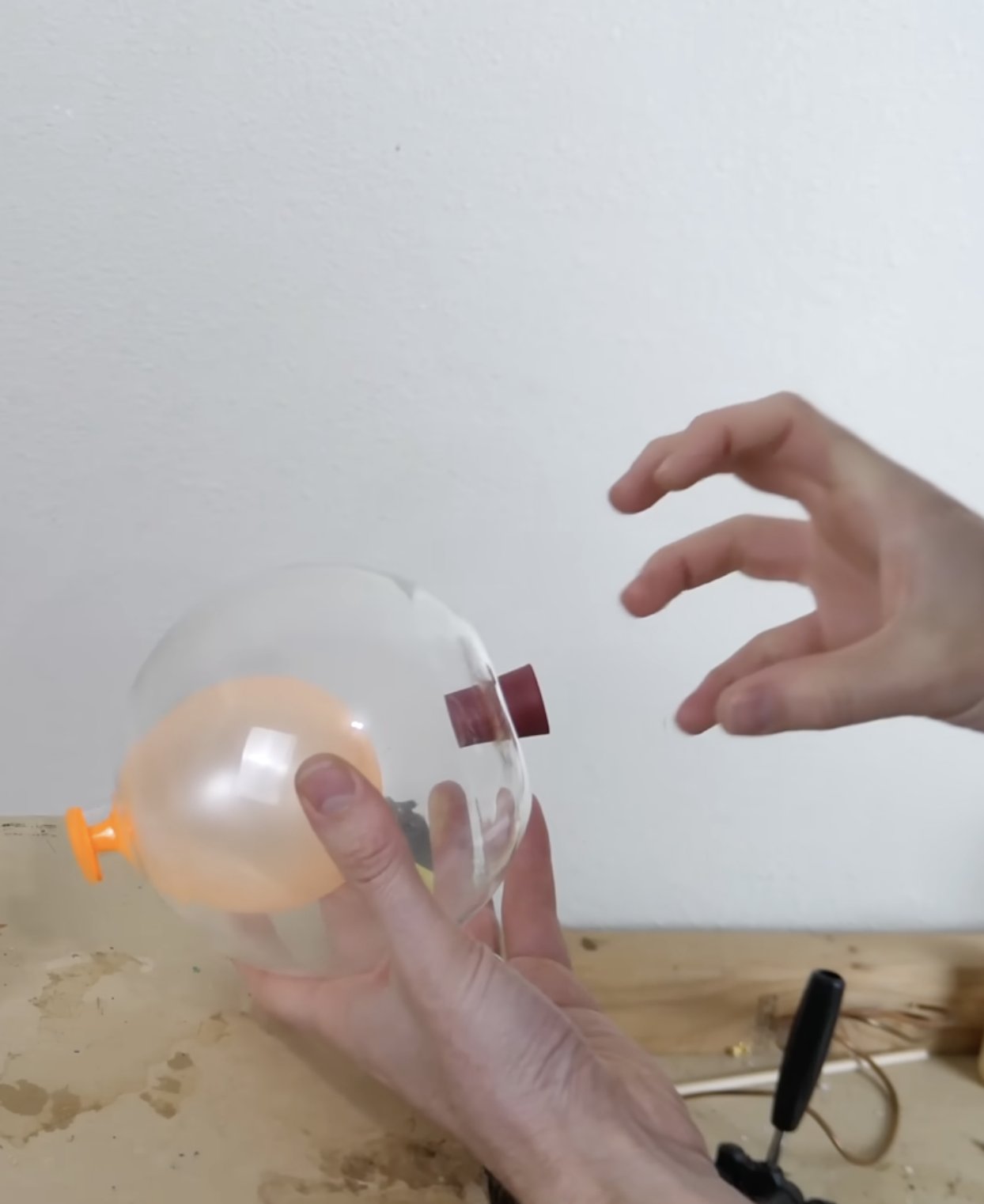 The reverse balloon experiment