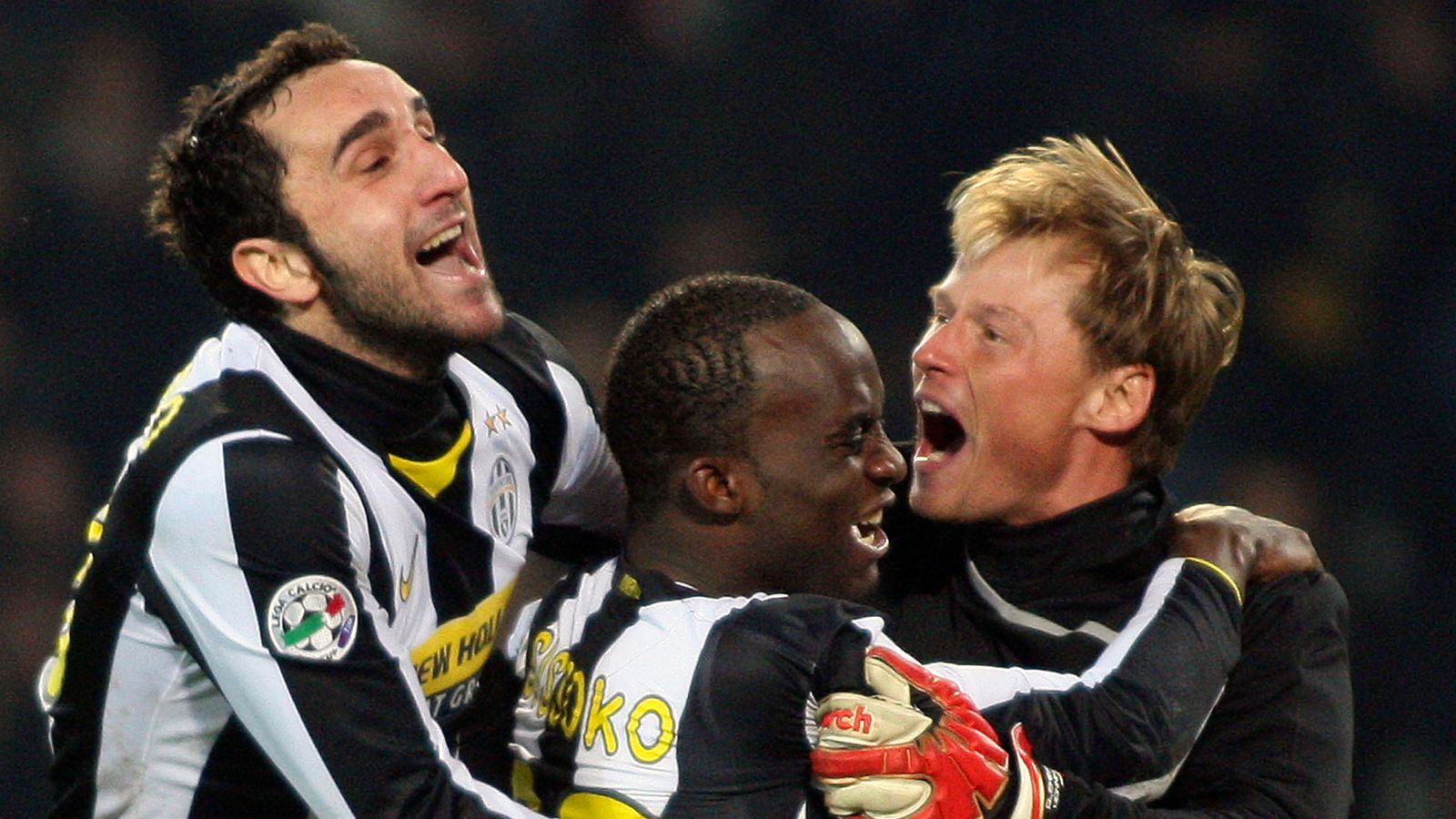 Former Arsenal goalkeeper Alex Manninger dies after car hit by train