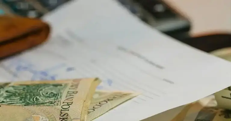 Taki jest limit! Komornik nie może zabrać więcej z wypłaty w 2026. Oto ...
