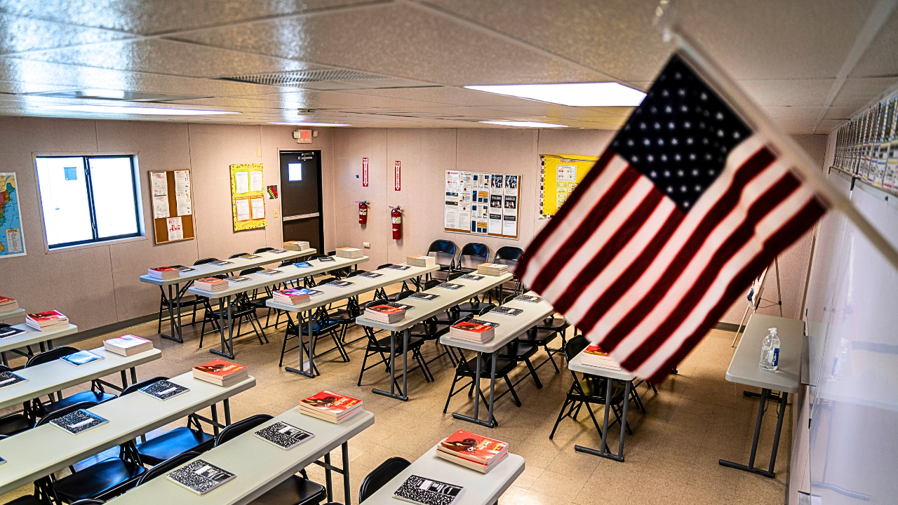 High school students shown inappropriate images in teacher's slideshow ...