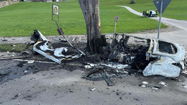 Tödlicher Horror-Unfall! Tesla-Fahrer hat keine Chance