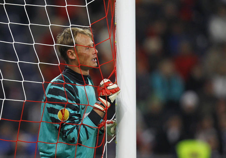 Ex-Arsenal and Liverpool keeper Manninger killed in car crash with train