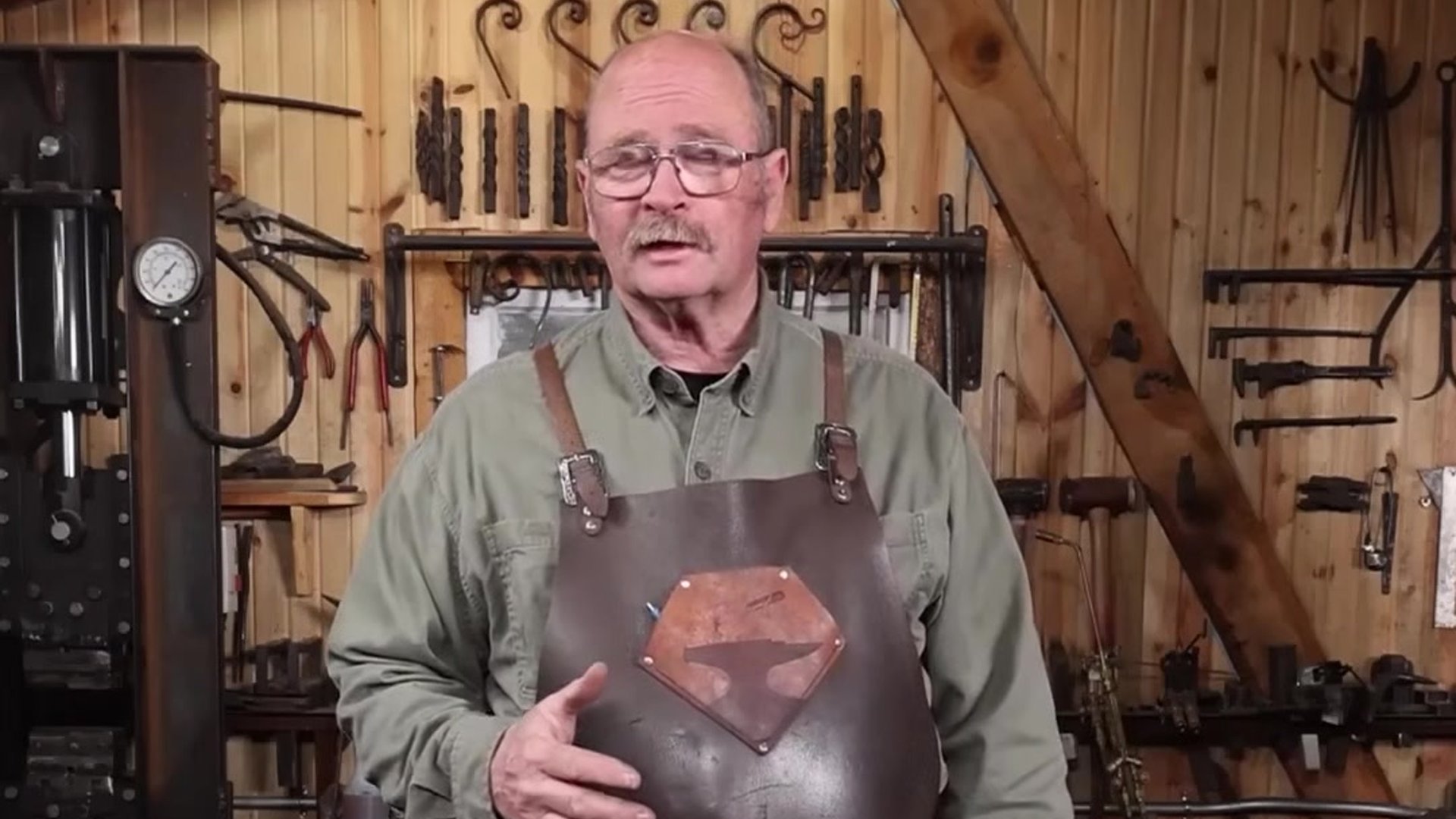 Forging a slitting chisel by hand