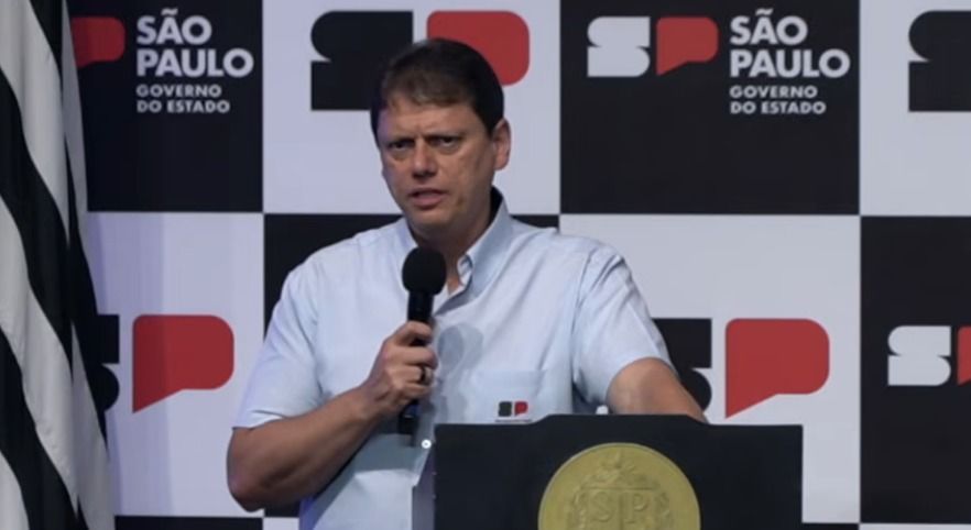 Tarcísio diz que Flávio deve continuar dando esclarecimentos sobre Master