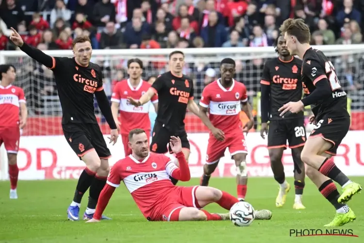 Overmars schakelt versnelling hoger en zit opnieuw aan tafel met ...