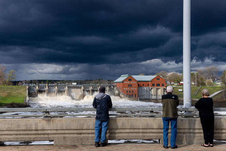 ‘Going to be wiped out:’ Couple watch as Muskegon River rises toward cabin