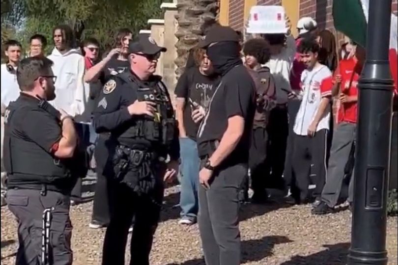 Armed off-duty cop said goal was to provoke students at ICE protest ...