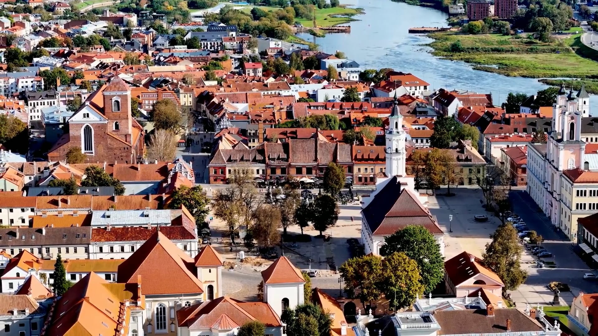 Kaunas : Vues aériennes par drone de la place de l'Hôtel de Ville ...