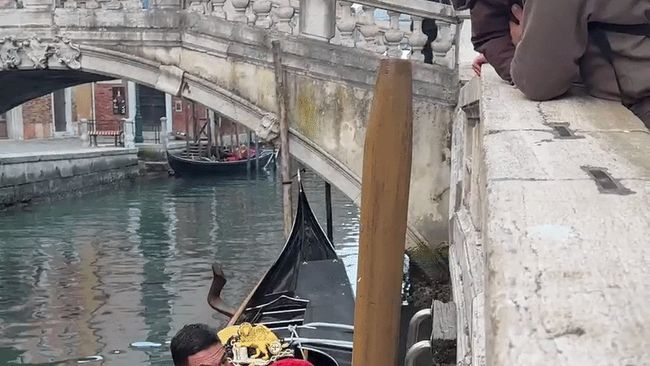 Hero gondolier retrieves child’s toy from canal in Venice