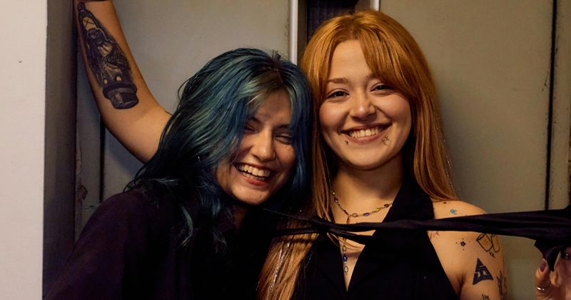 Bride stands with her blue-haired best friend after catching her mother ...